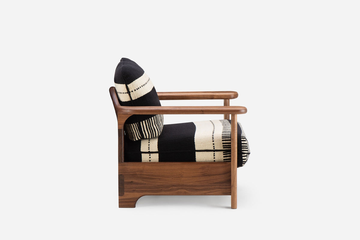 TWENTY-FIVE LOUNGE ARMCHAIR WITH MANTA LIDO – De La Espada USA